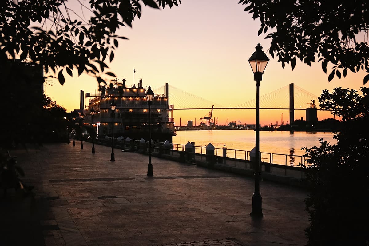 11 Photos That Will Make You Fall in Love With River Street - Savannah ...